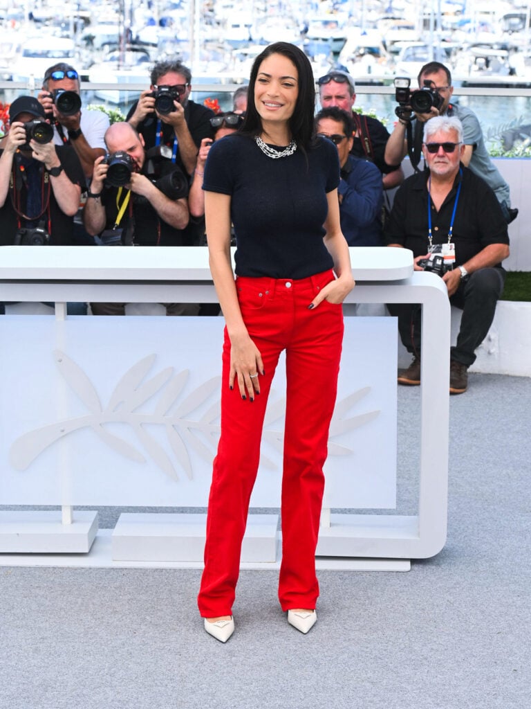 Come indossare i jeans rossi, il must-have di Elodie (e da ora anche il ...