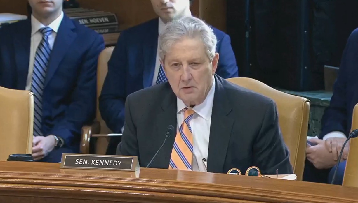 Trump Commerce Secretary Stuns Republican Senator By Undercutting Trump ...