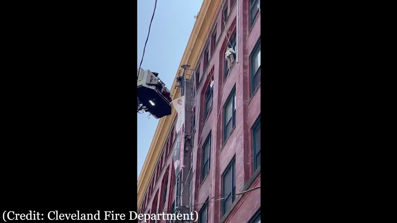 VIDEO: Cleveland firefighters rescue workers from side of building ...