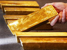 Gold regains shine as war fears, Fed uncertainty ignite safe-haven rush