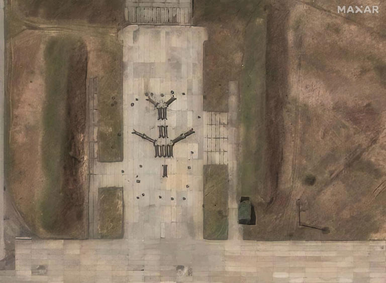 Satellite images show the unusual tire tactic and fake decoy aircraft ...