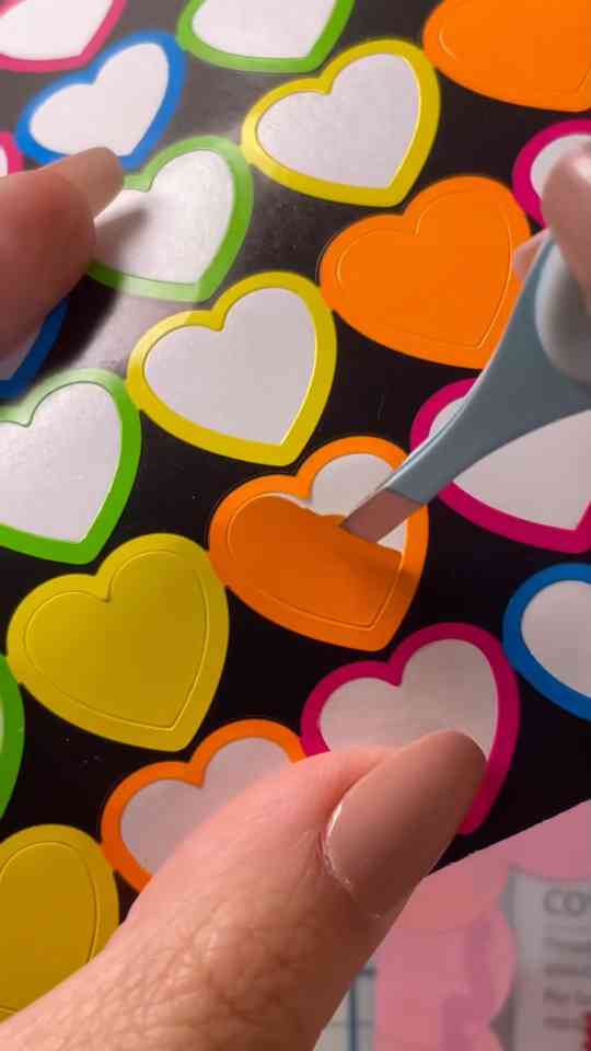 Pink and Orange Deco That’s Surprisingly Satisfying to Watch