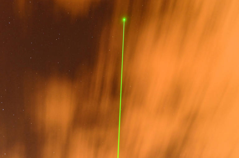 Fluorescent light reveals invisible smoke at high altitudes