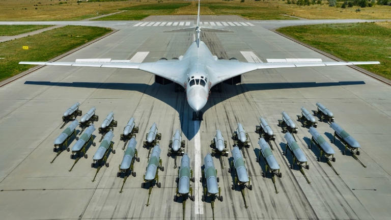 Russia has 18 of its most powerful Tu-160 bombers — but only 7 are ...