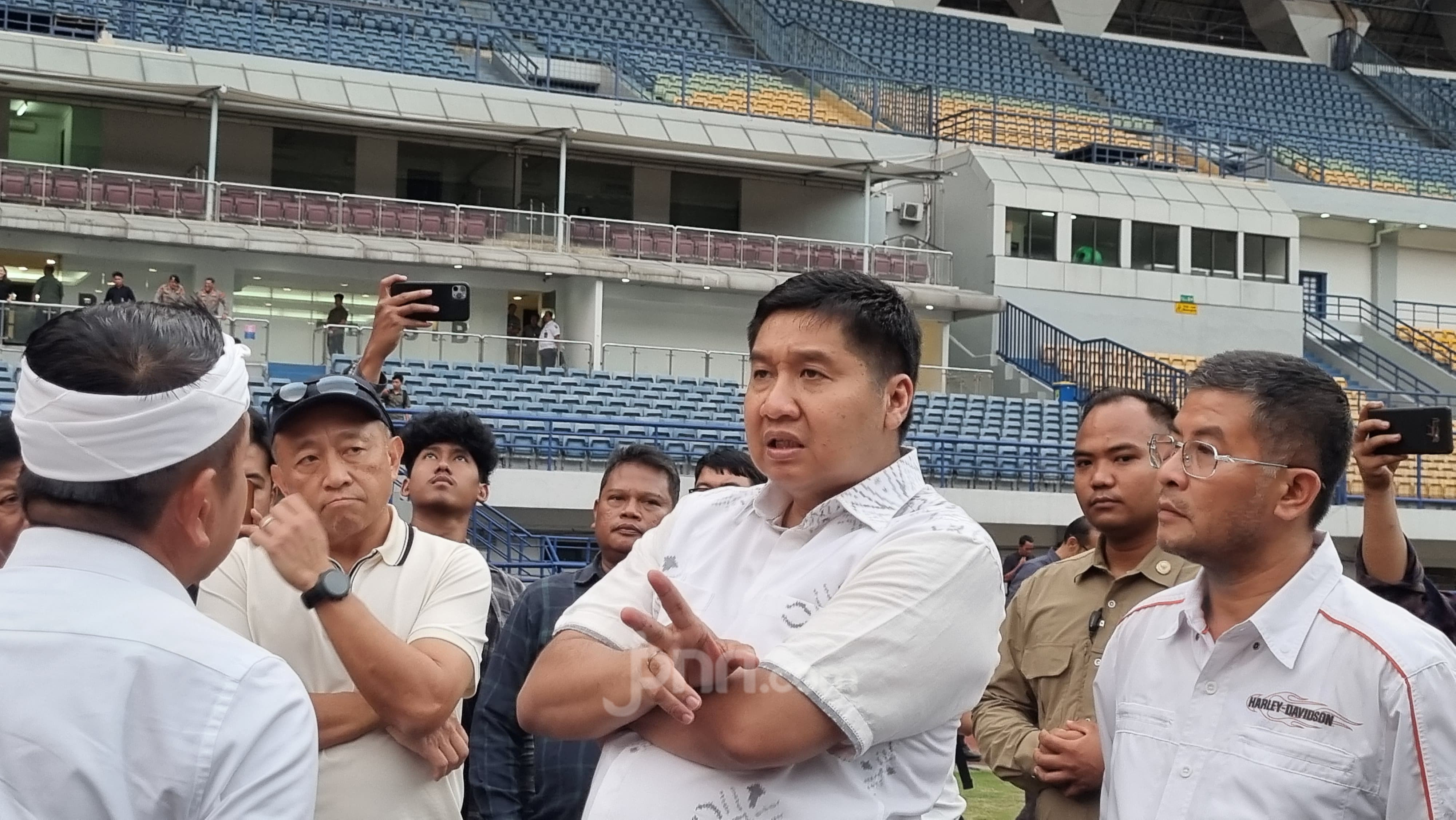 Bang Ara VC Erick Thohir, Sebut Rumput GBLA Rusak