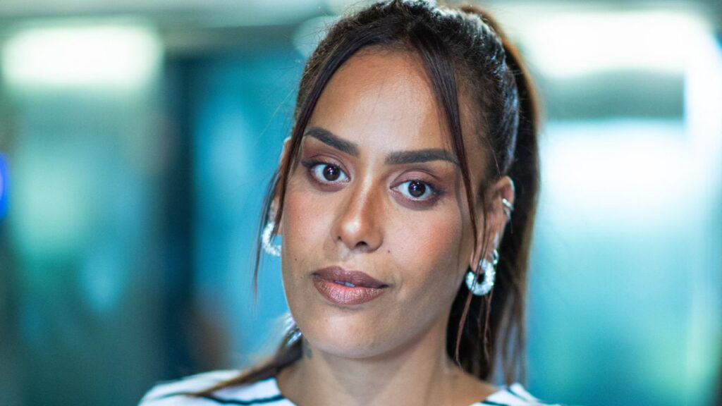 Amel Bent (40 ans) ne jure que par ce parfum envoûtant, devenu sa ...