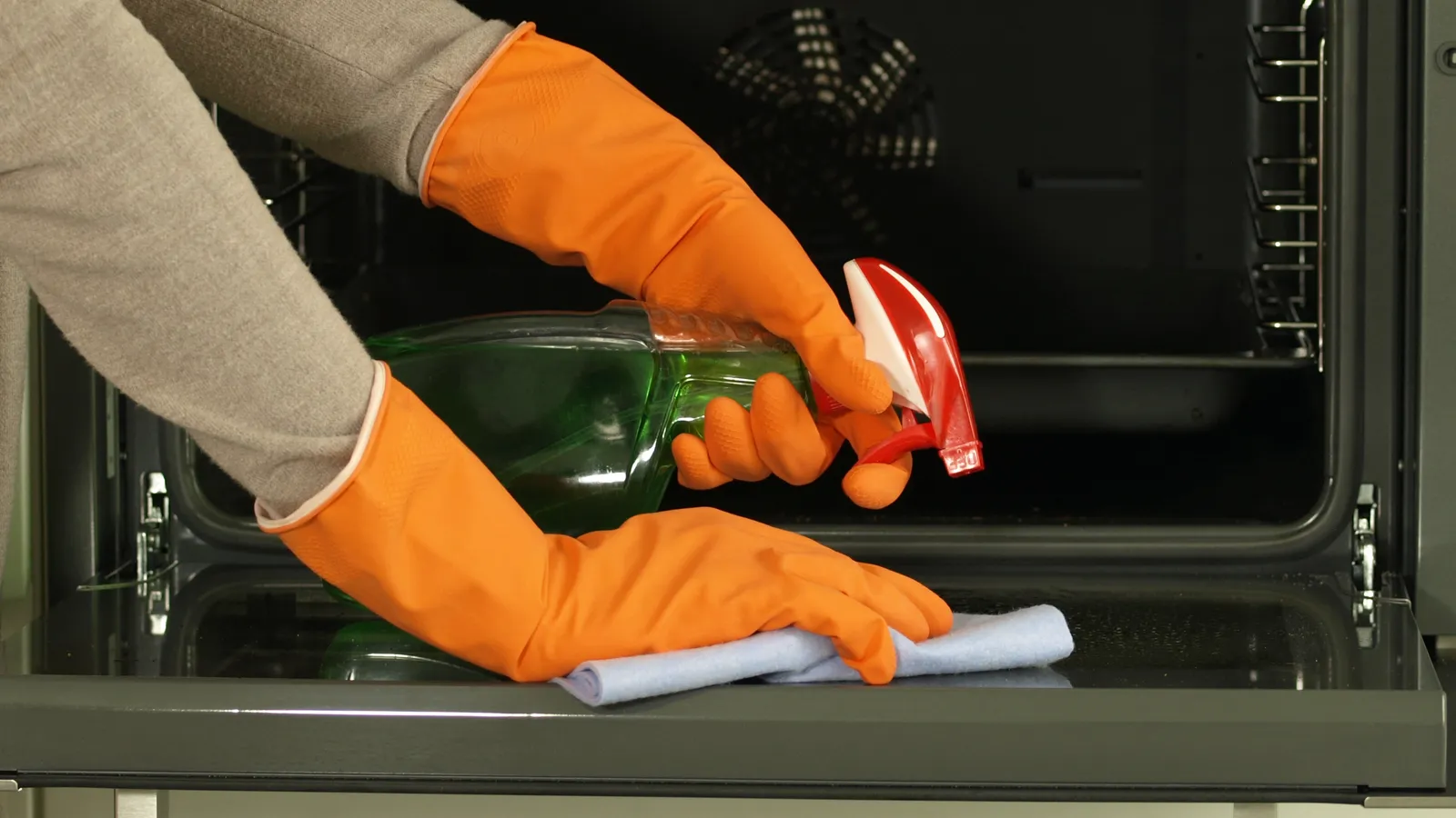 Oven Cleaning Hacks That Actually Work
