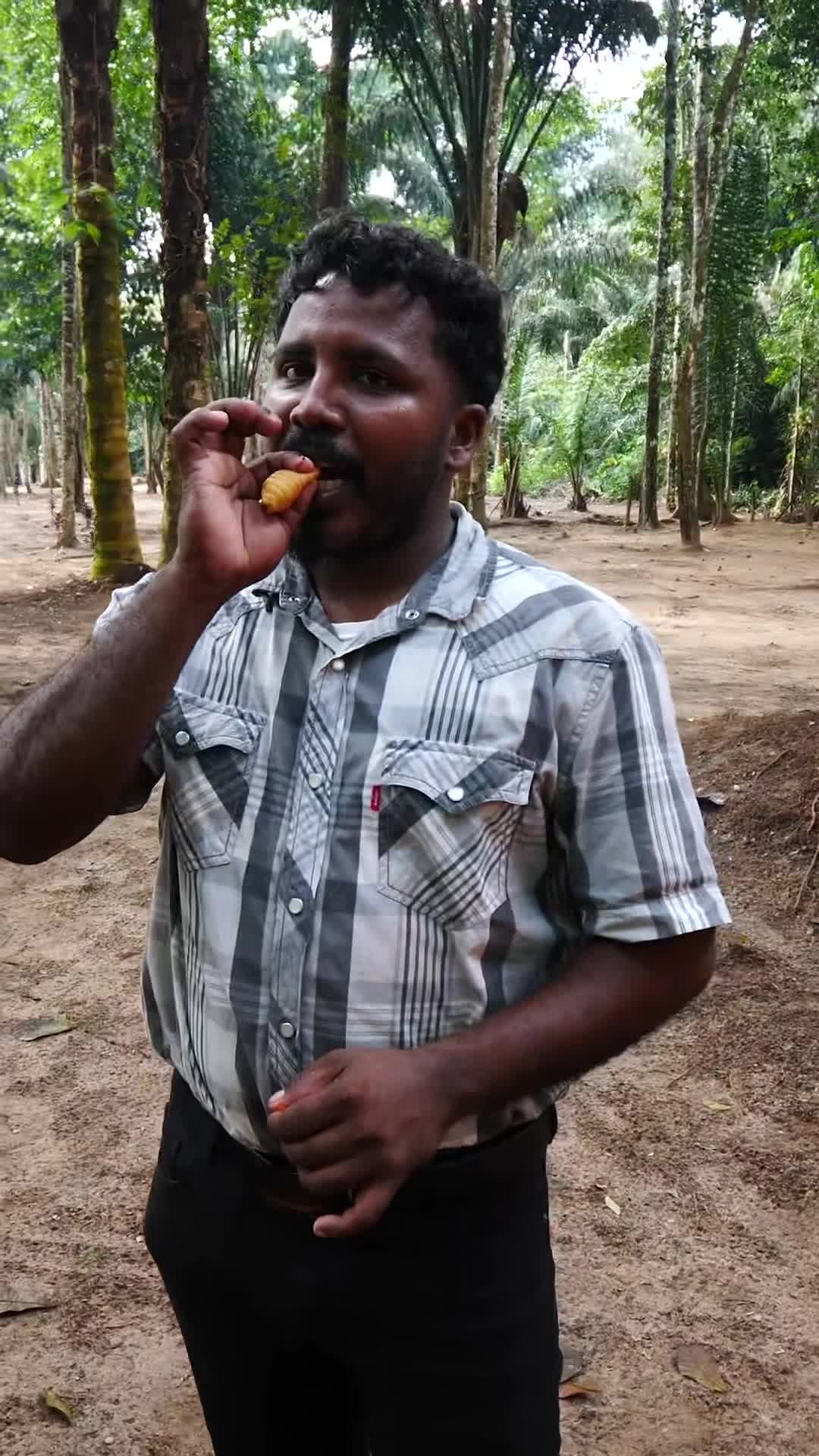 🇬🇾 Eating Live Worms in Guyanese Rainforest