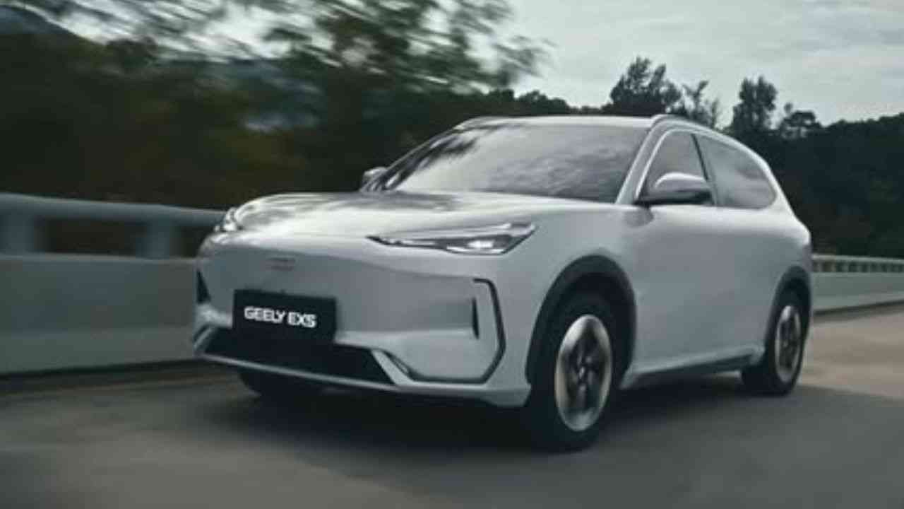 Geely impresses by testing the EX5 battery with a tank