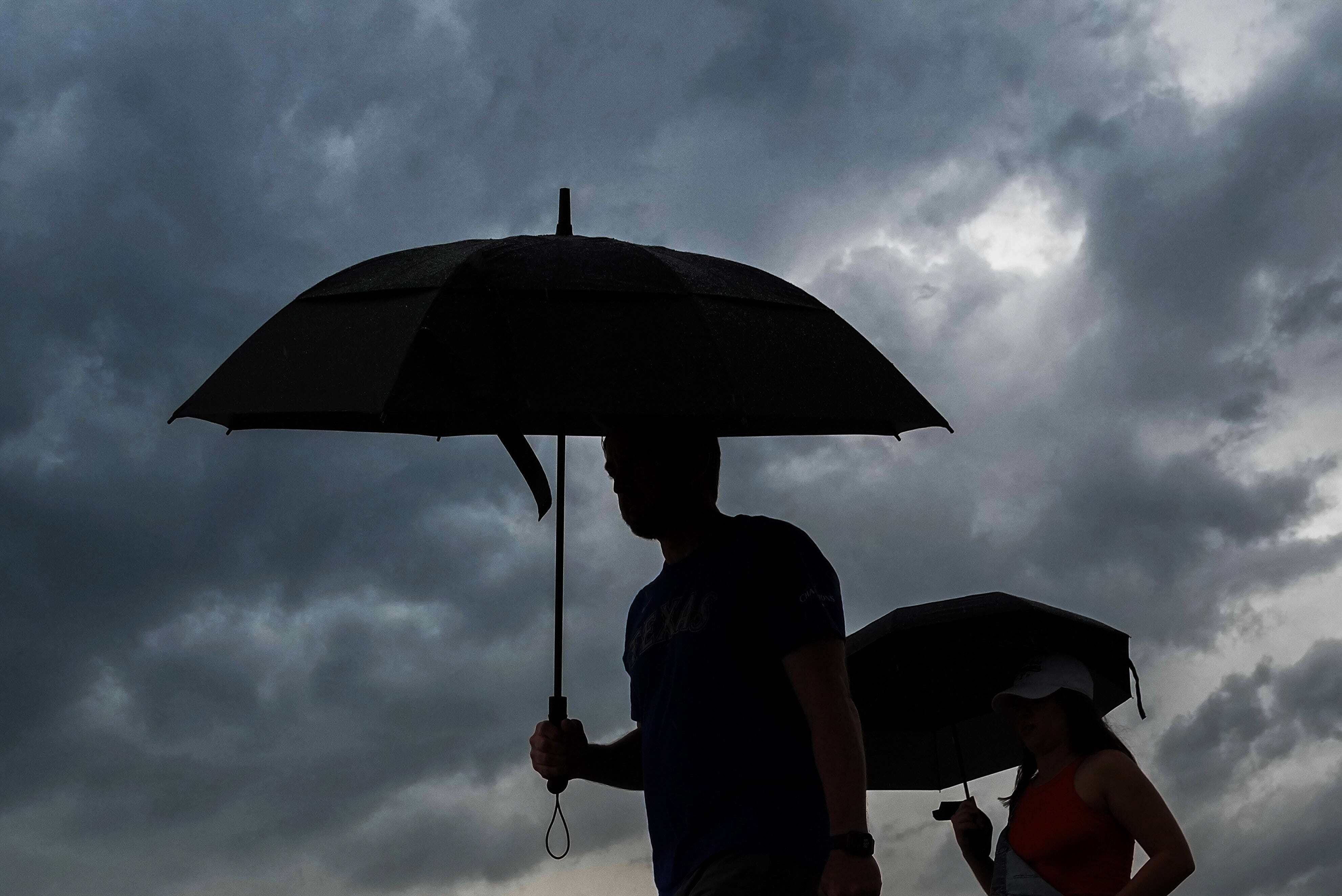Storms moving into North Texas, bringing downpours, possibility of hail Storms moving into North Texas, bringing downpours, possibility of hail