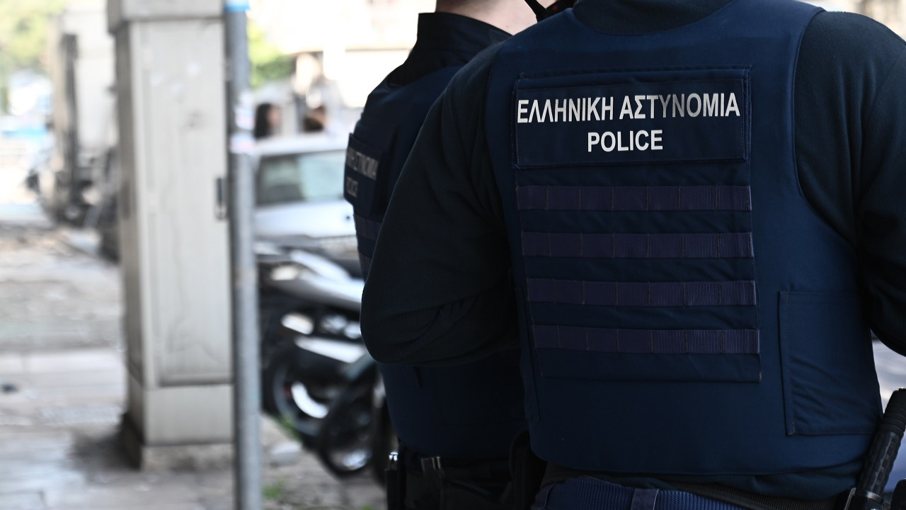 Έφοδος της ΕΛ.ΑΣ στο Γ' Τελωνείο Πειραιά με παραγγελία της Ευρωπαϊκής ...