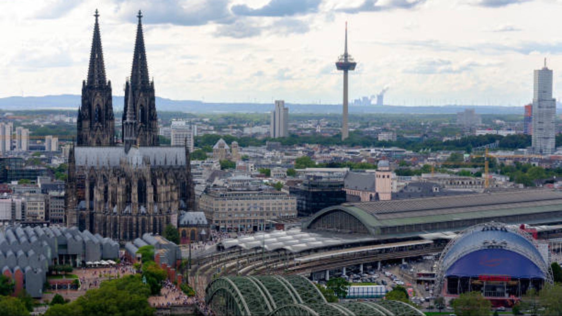 20,000 Evacuated In Cologne After World War II Bombs Discovered