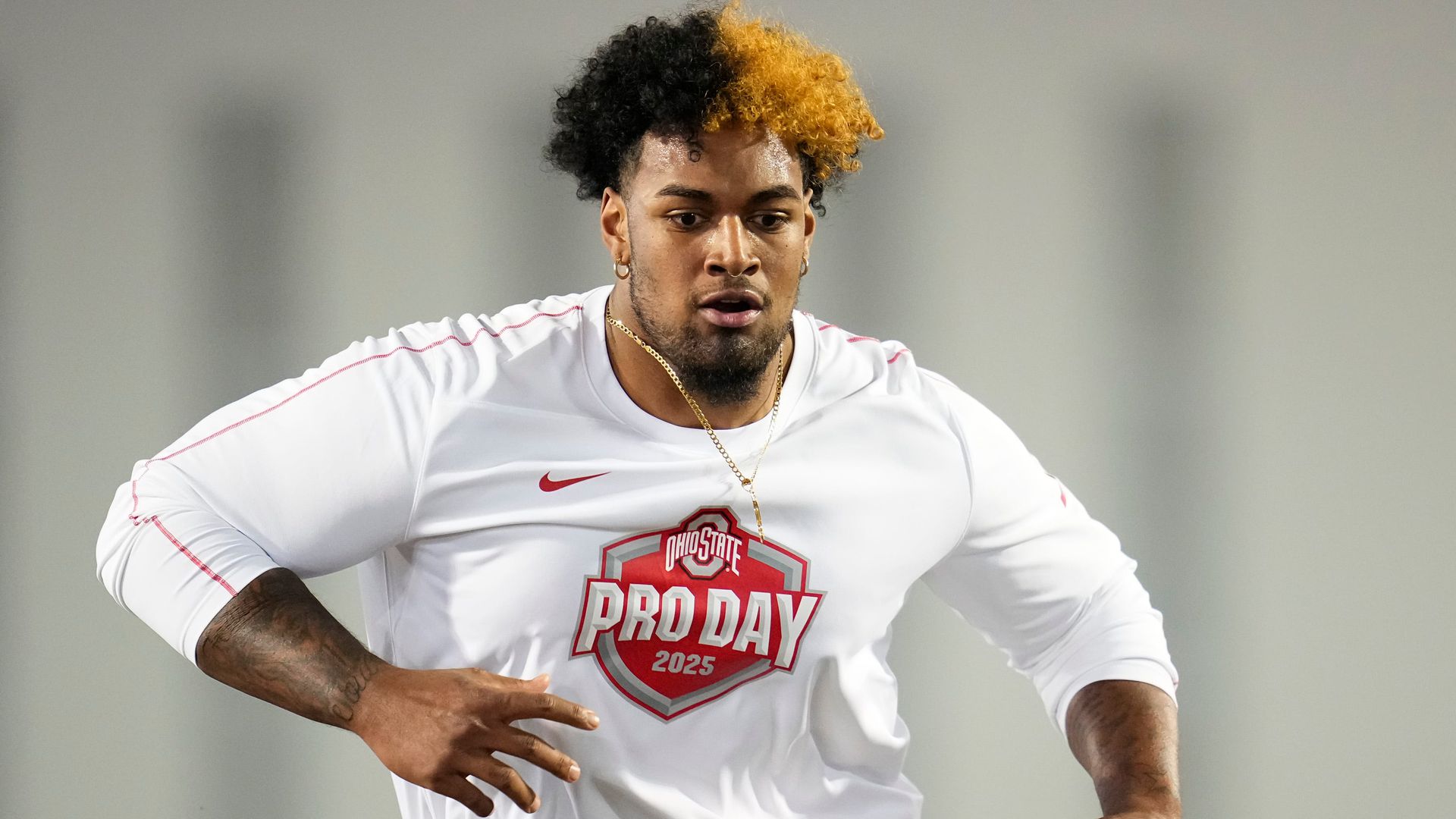 Josh Simmons sees team scrimmage drills on Wednesday