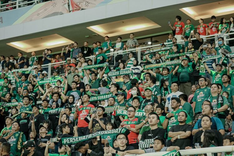 Spanduk Bonek Kepung Kota Surabaya Hijaukan Jalan Rayakan 98 Tahun