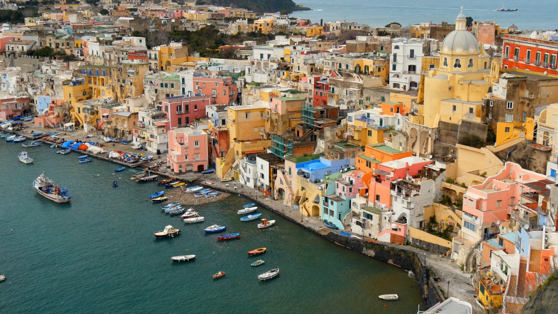 La tavolozza di Procida: scopri l'isola colorata d'Italia dall'alto