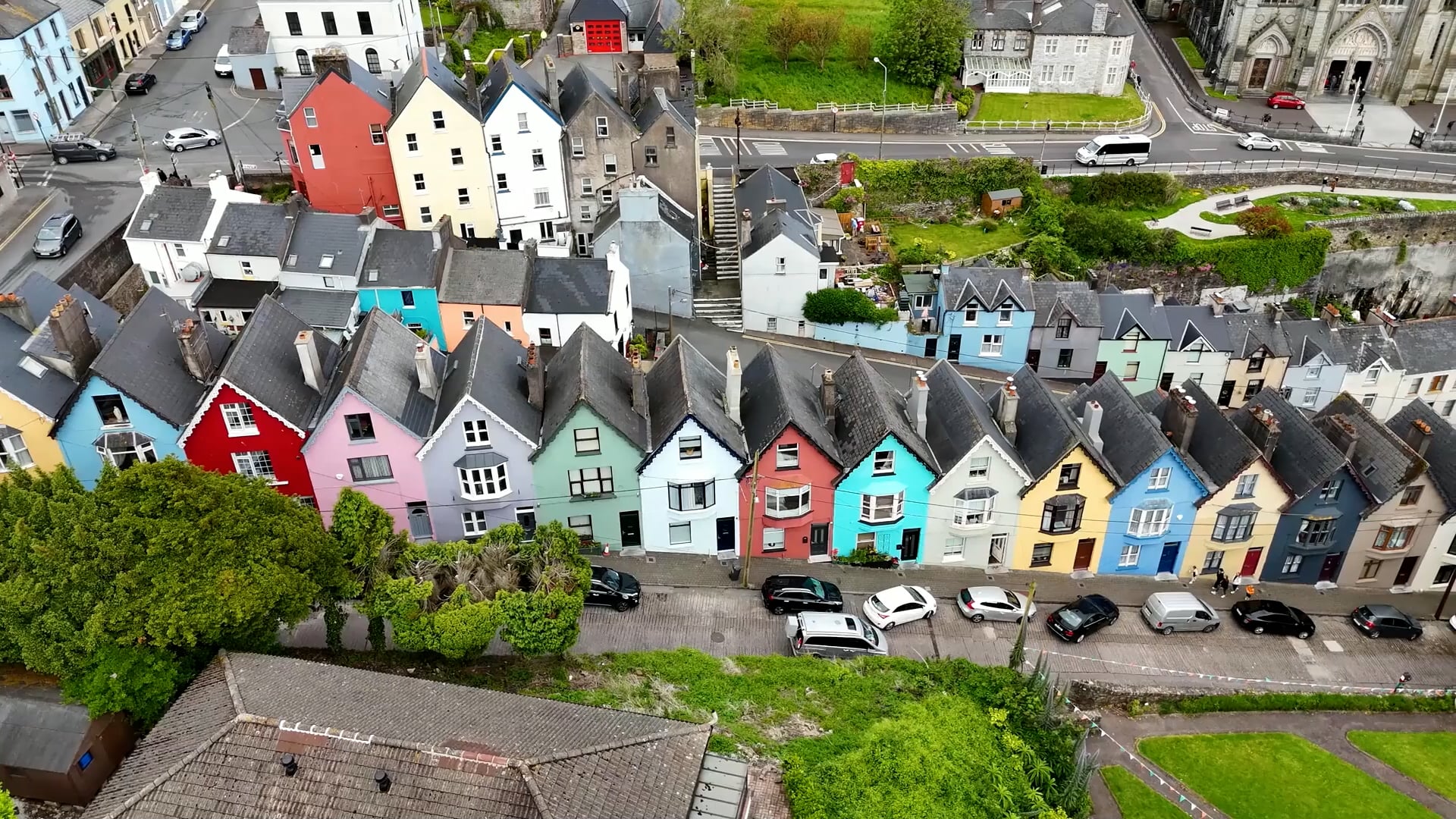 Cobhin viehätys paljastuu: Upeita drone-näkymiä irlantilaisesta perinnöstä
