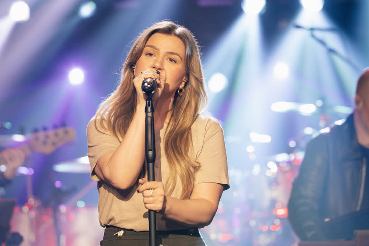Kelly Clarkson Gives 'Nostalgic' '90s Hit an 'Upgrade' With Latest ...