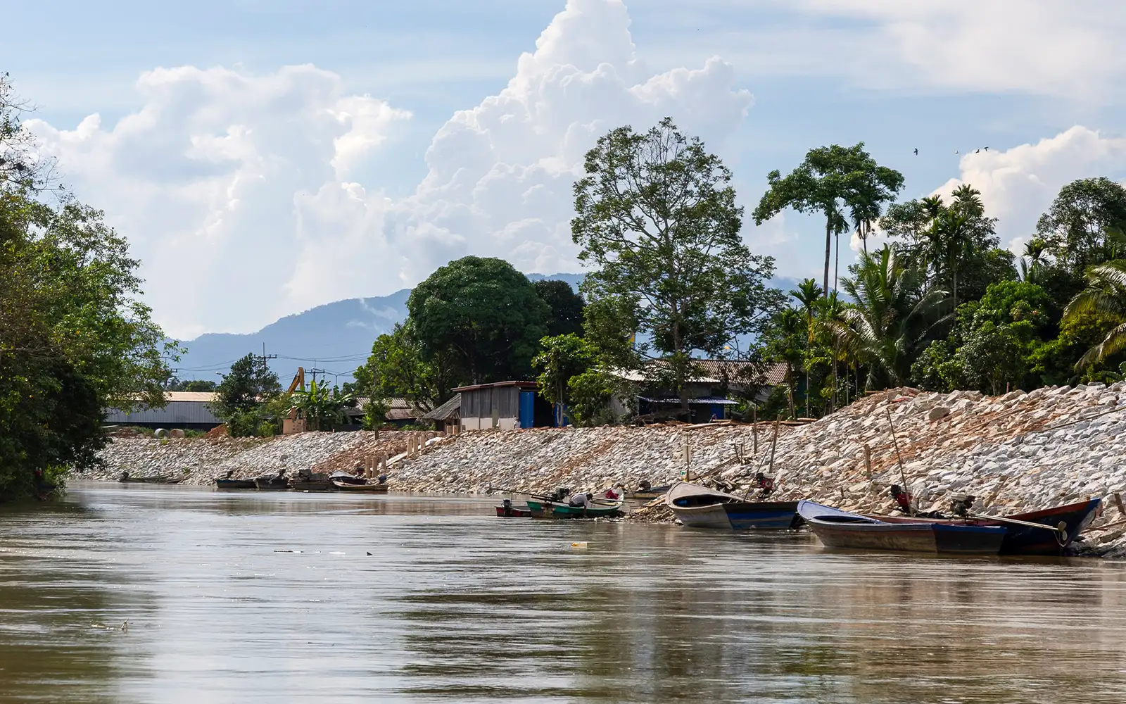 Use legal means to cross border, Golok residents told