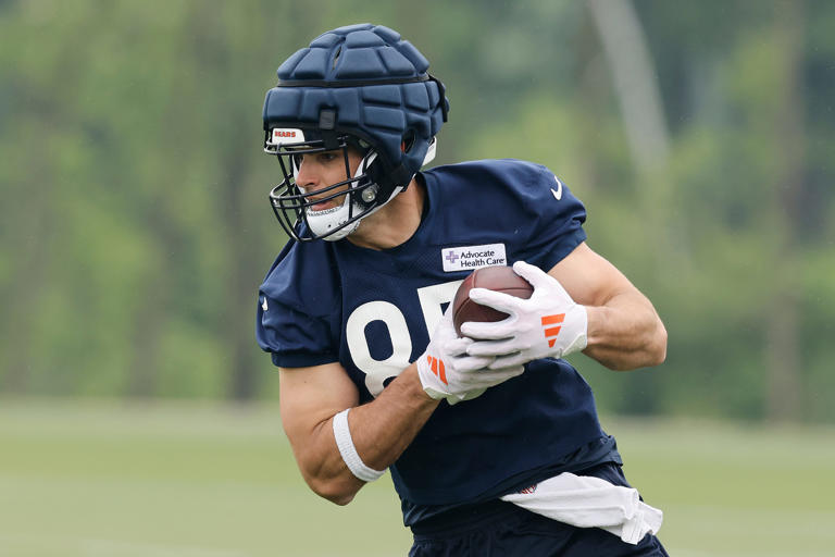 Bears' Cole Kmet using own experience to mentor Colston Loveland