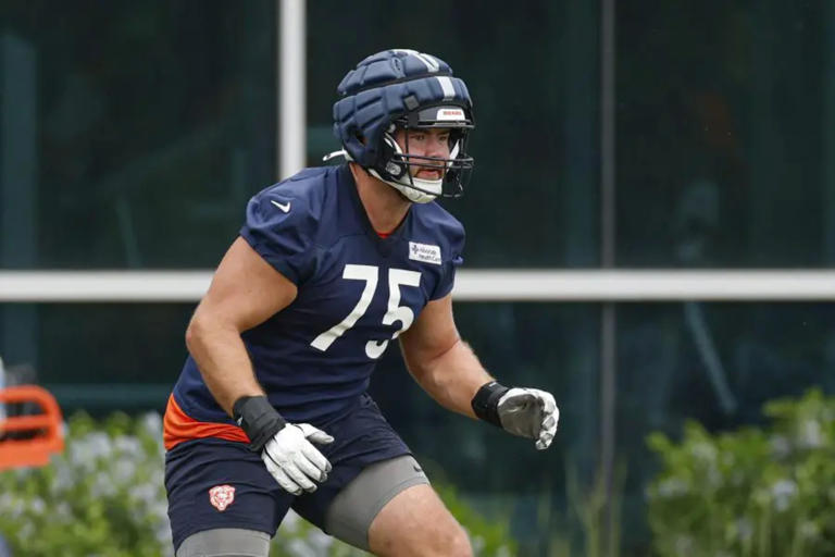 Chicago Bears’ left tackle battle takes intriguing twist as training ...