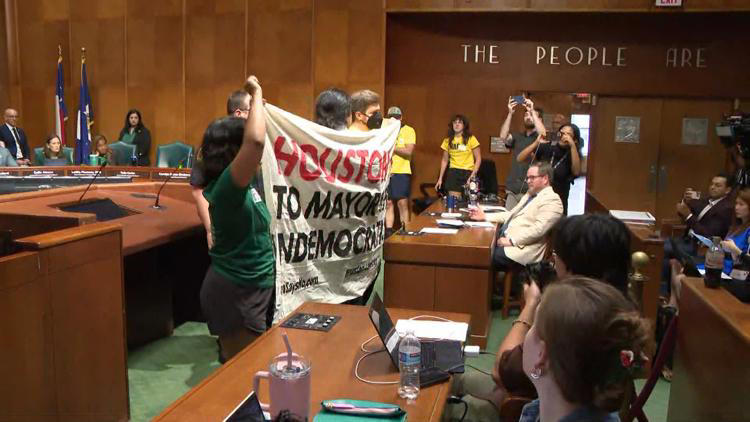 Chaos At City Hall Protesters Angry About Mayor S 7b Budget Disrupt