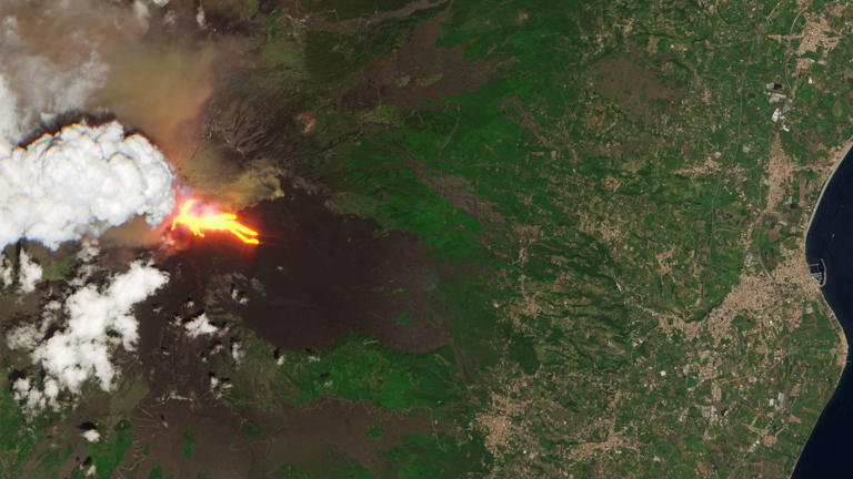 Mount Etna's terrifying eruption from orbit | Space photo of the day ...
