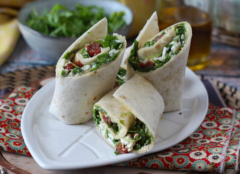 Wrap mediterráneo relleno de hummus, rúcula, pimientos y queso feta