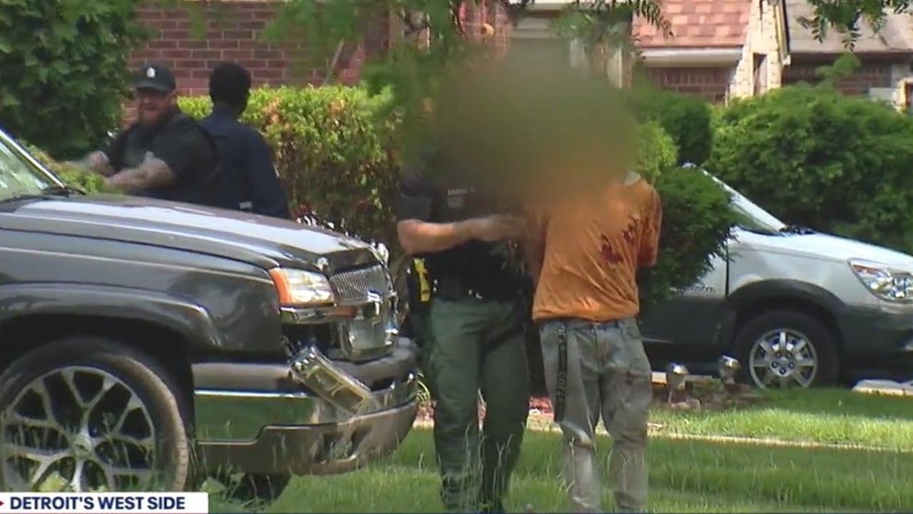 Detroit police arrest four armed men after officer sees suspect pistol ...