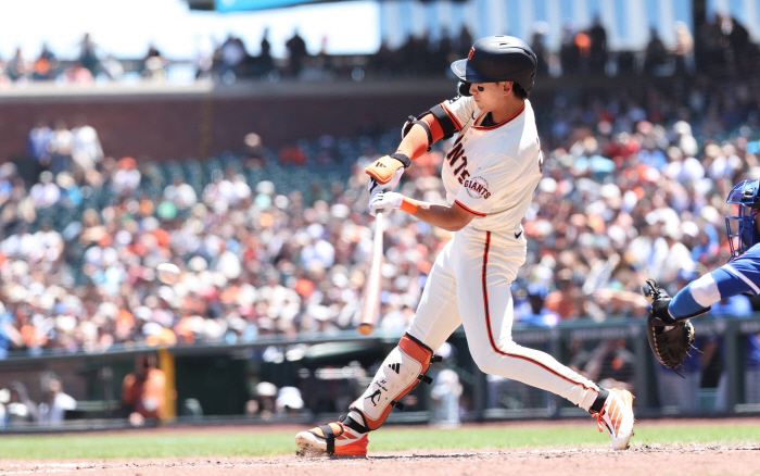 Hit at the first batter's box! Lee Jung-hoo hits right-hander Pivetta curve and hits right ...