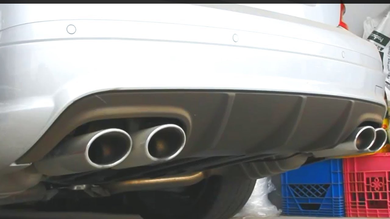 Mercedes C63 AMG Cold Start & Exhaust Sound – V8 Revving & Start-Up