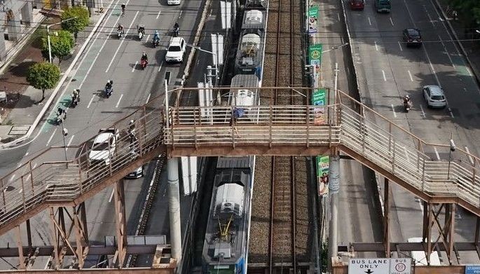 Goodbye, Mt. Kamuning: Marcos orders removal of towering footbridge