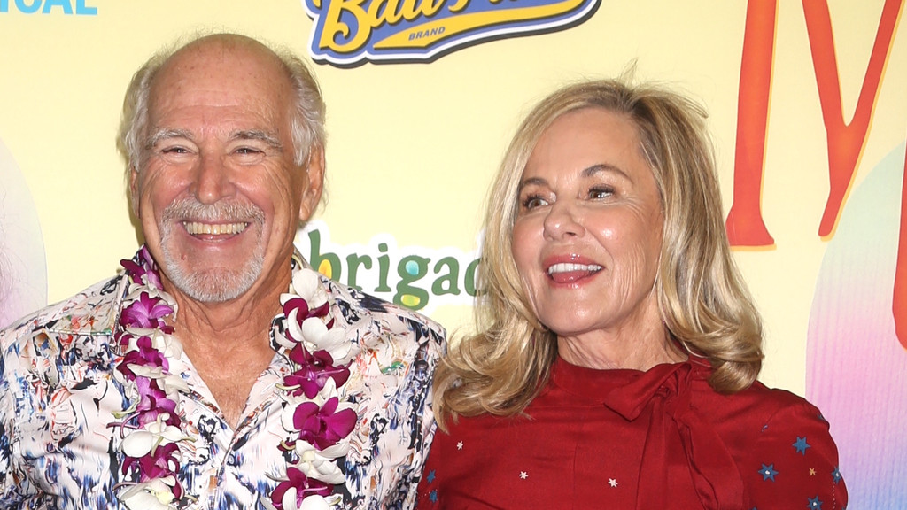 Jimmy Buffett's widow sues for control of $275 million estate