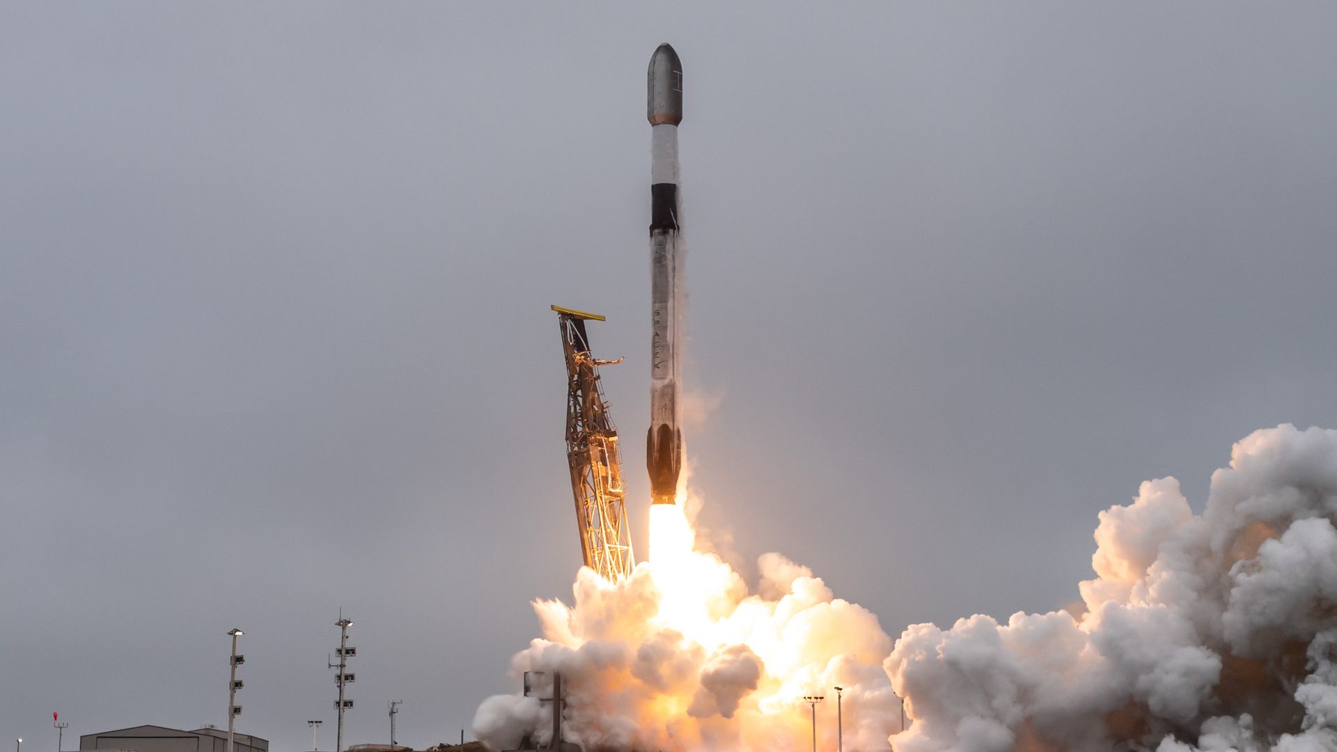 SpaceX launches Starlink satellite stack from Vandenberg Space Force ...