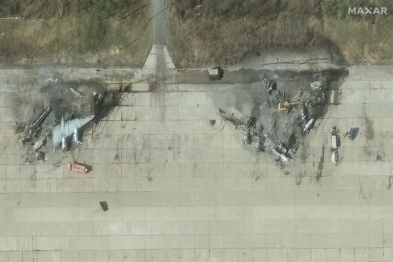 Nieuwe satellietbeelden van ‘voor en na’ onthullen verwoesting van Russisch ‘Pearl Harbor’