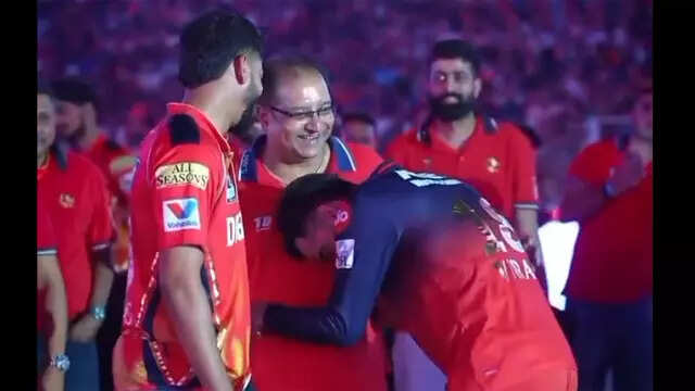 Virat Kohli's gesture for Shreyas Iyer's father wins hearts after RCB's ...