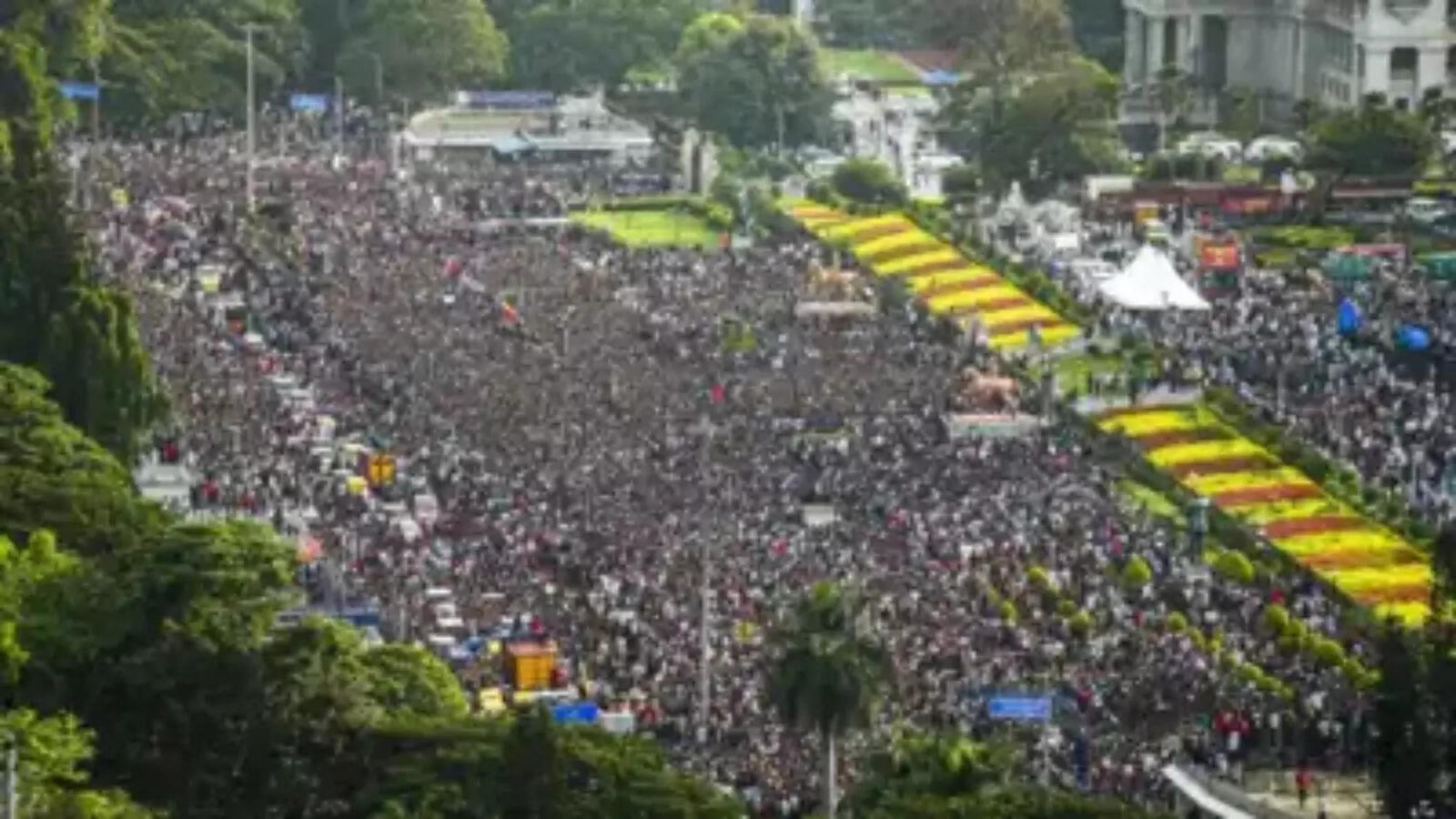 Tragedy at RCB Victory Parade: 3 Lakh Fans Overwhelm 35K-Capacity ...
