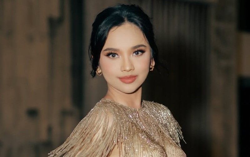 Duet Bareng Bunda Inul, Lyodra Tampil Anggun Berbalut Gaun Emas Rancangan Hian Tjen