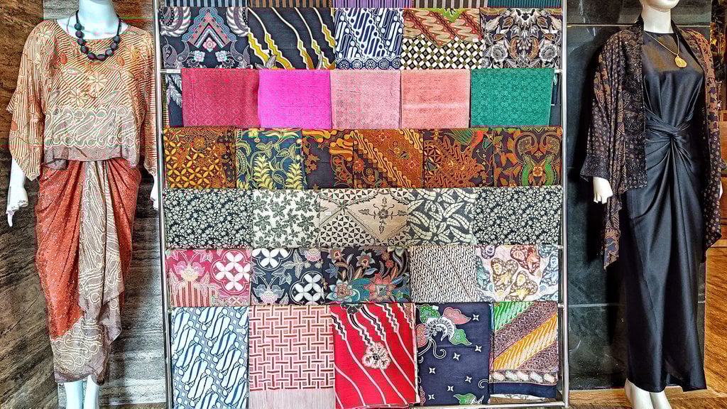 10 Ide Atasan Rok Lilit Terbaik untuk Segala Acara