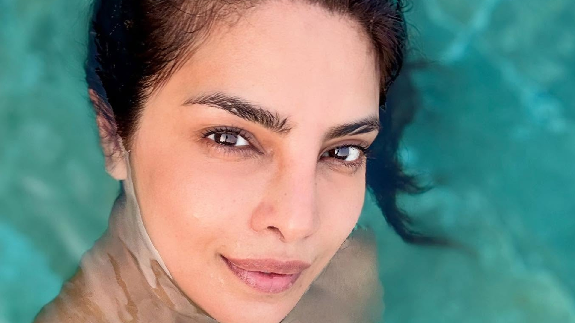 En robe moulante, cette actrice indienne fait sensation sur les réseaux