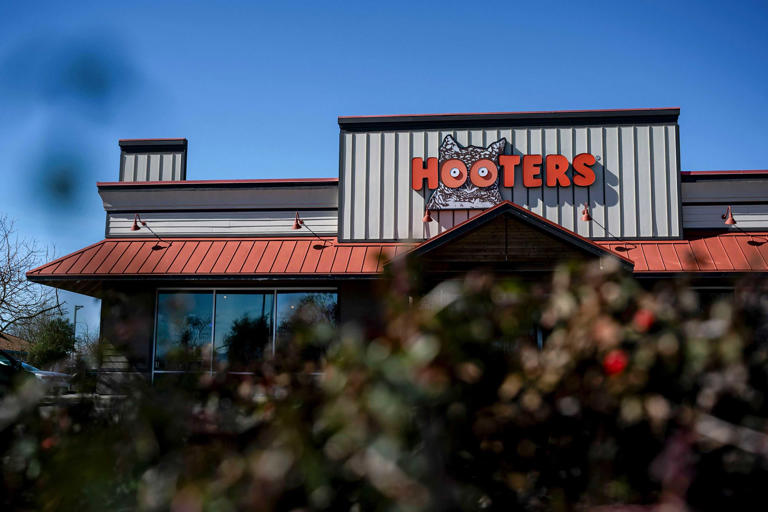 Hooters abruptly closes dozens of locations, including in South ...