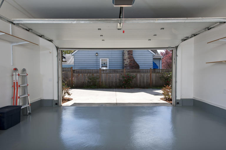 Should you crack your garage door when it's hot in Arizona? Here's what ...