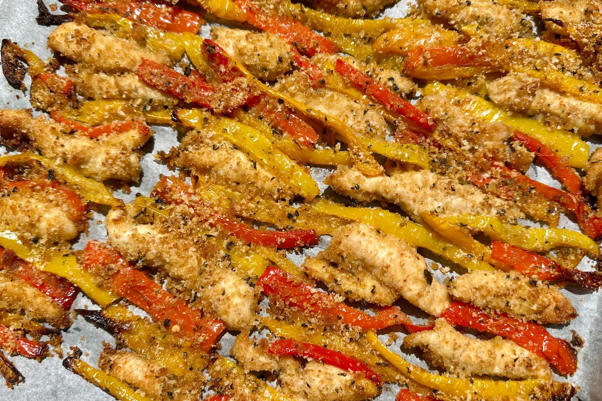 Straccetti di pollo e peperoni gratinati, la ricetta facilissima da provare