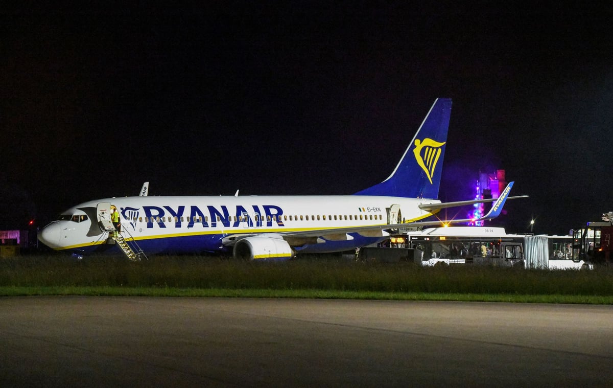 Chaos at 30,000ft as Ryanair flight makes emergency landing after ...