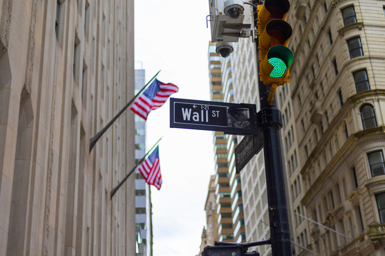 Wall Street opens in red as post shutdown optimism fades, tech ...