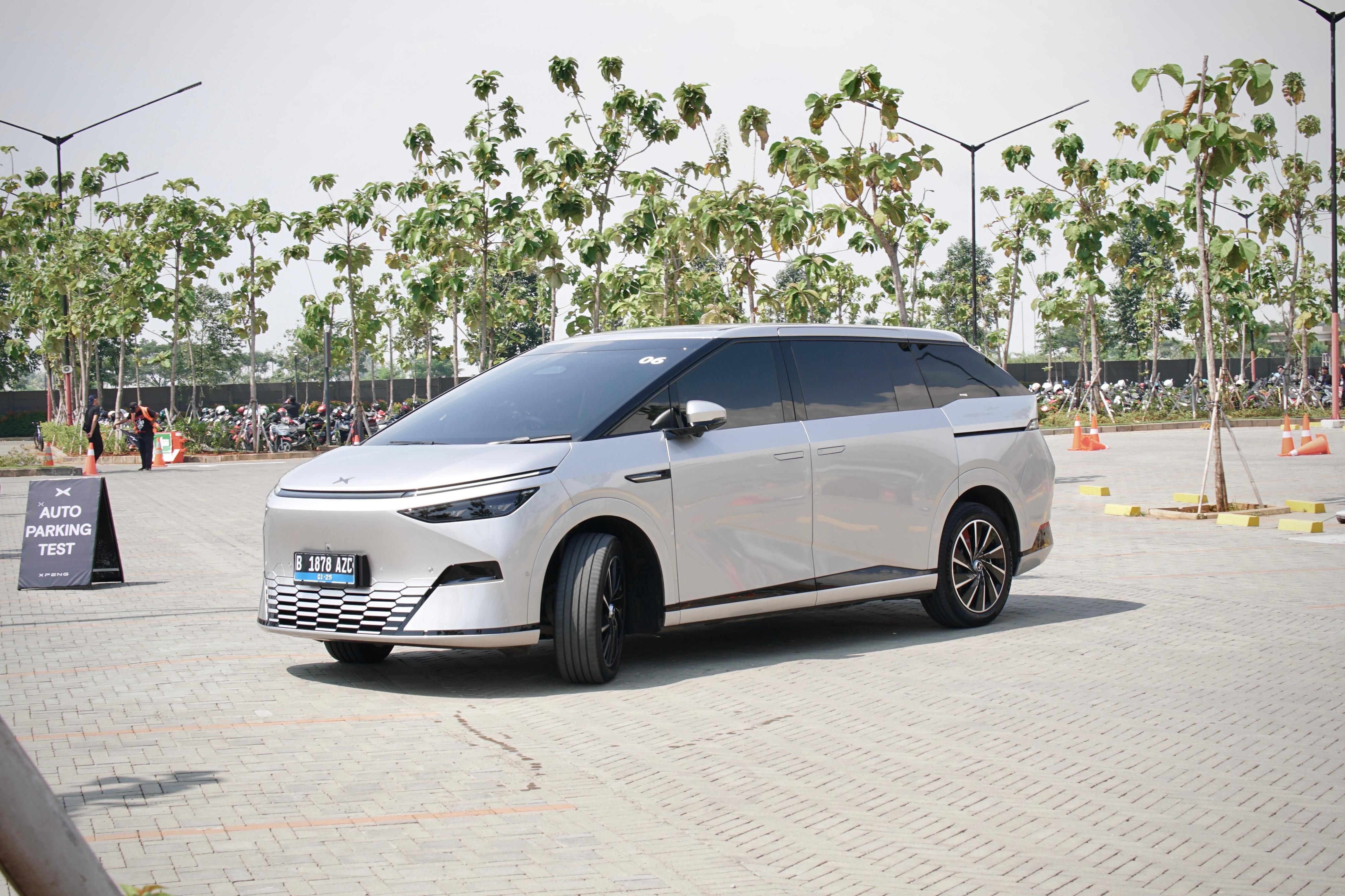 Panjangnya 5 Meter Lebih, Tapi Radius Putar XPENG X9 Bisa Sekecil Ini