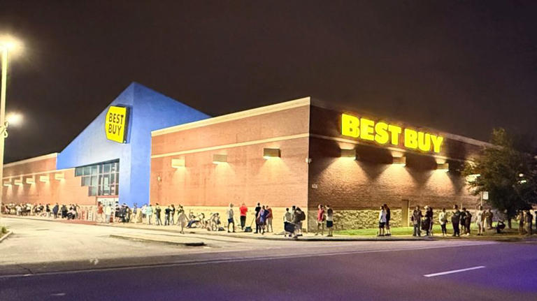 Hundreds of Tampa Bay gamers line up at Best Buy ahead of Nintendo ...