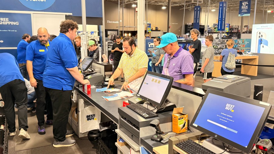 Hundreds of Tampa Bay gamers line up at Best Buy ahead of Nintendo ...
