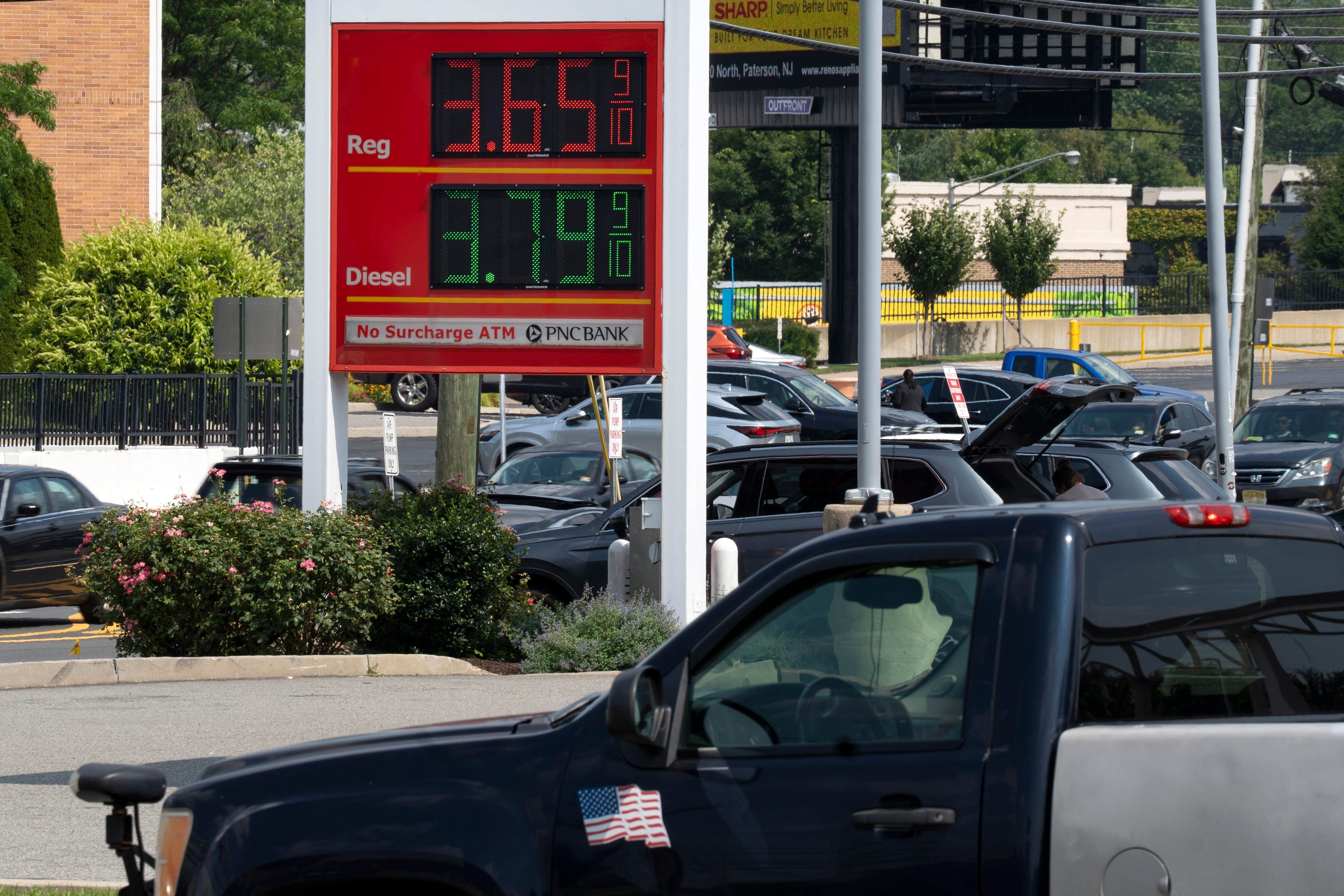 You can no longer 'fill it up regular, cash' at Wawa. Here's why