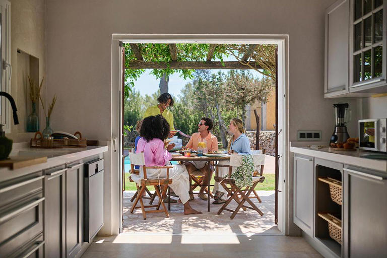 Booking.com: How to plan a group trip