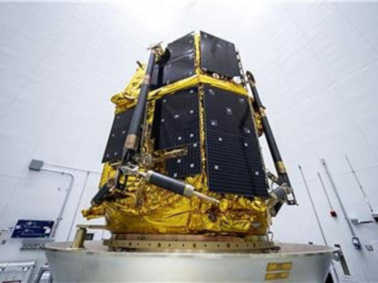 A private company wants to build a city on the moon. But it has to land ...